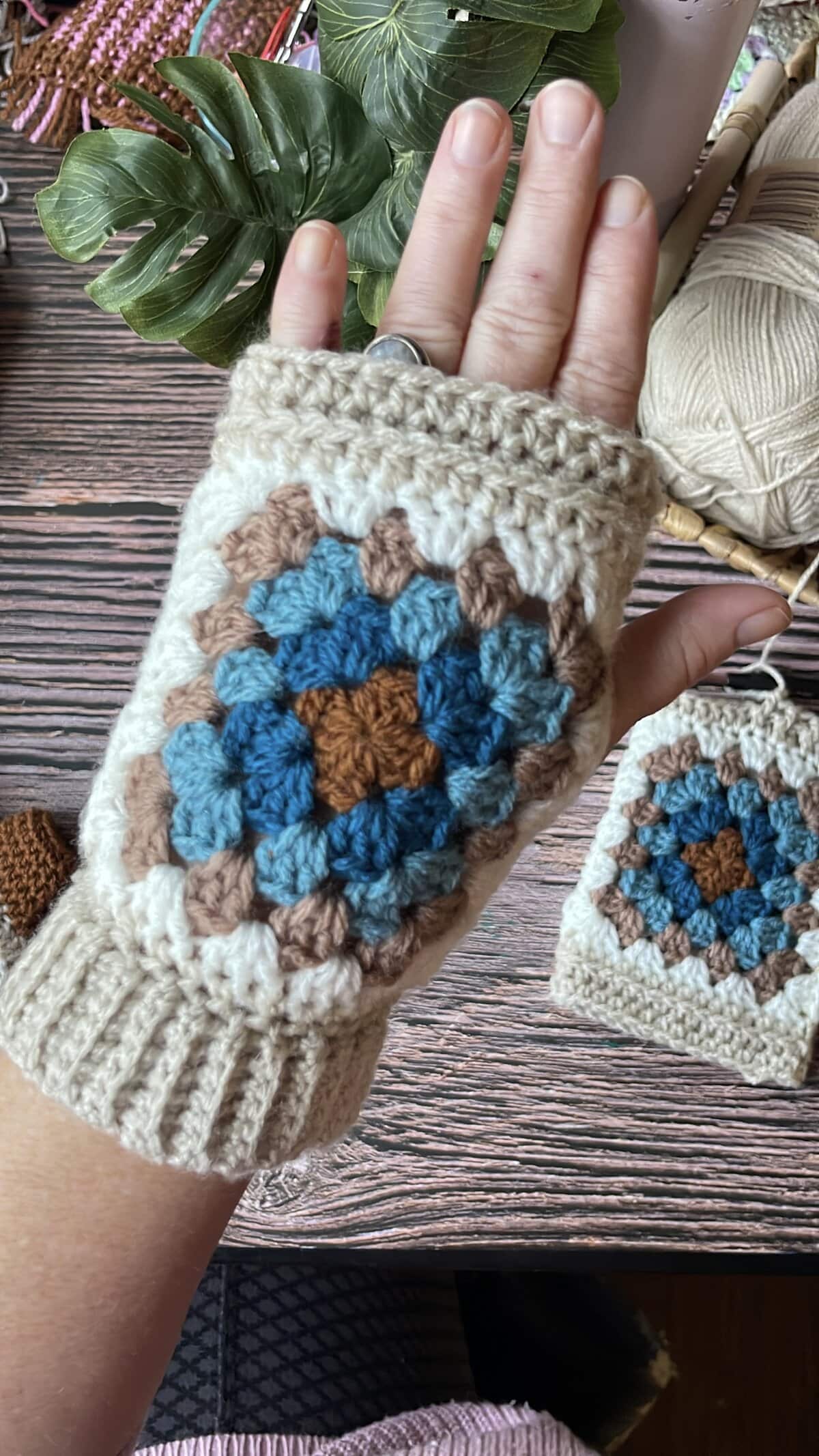 Easy Granny Square Mittens - Stardust Gold Crochet