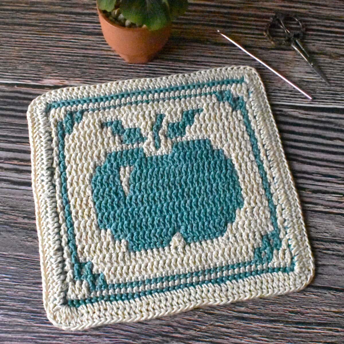 Christmas Tree Mosaic Crochet Trivet - Free Pattern - Stardust Gold Crochet