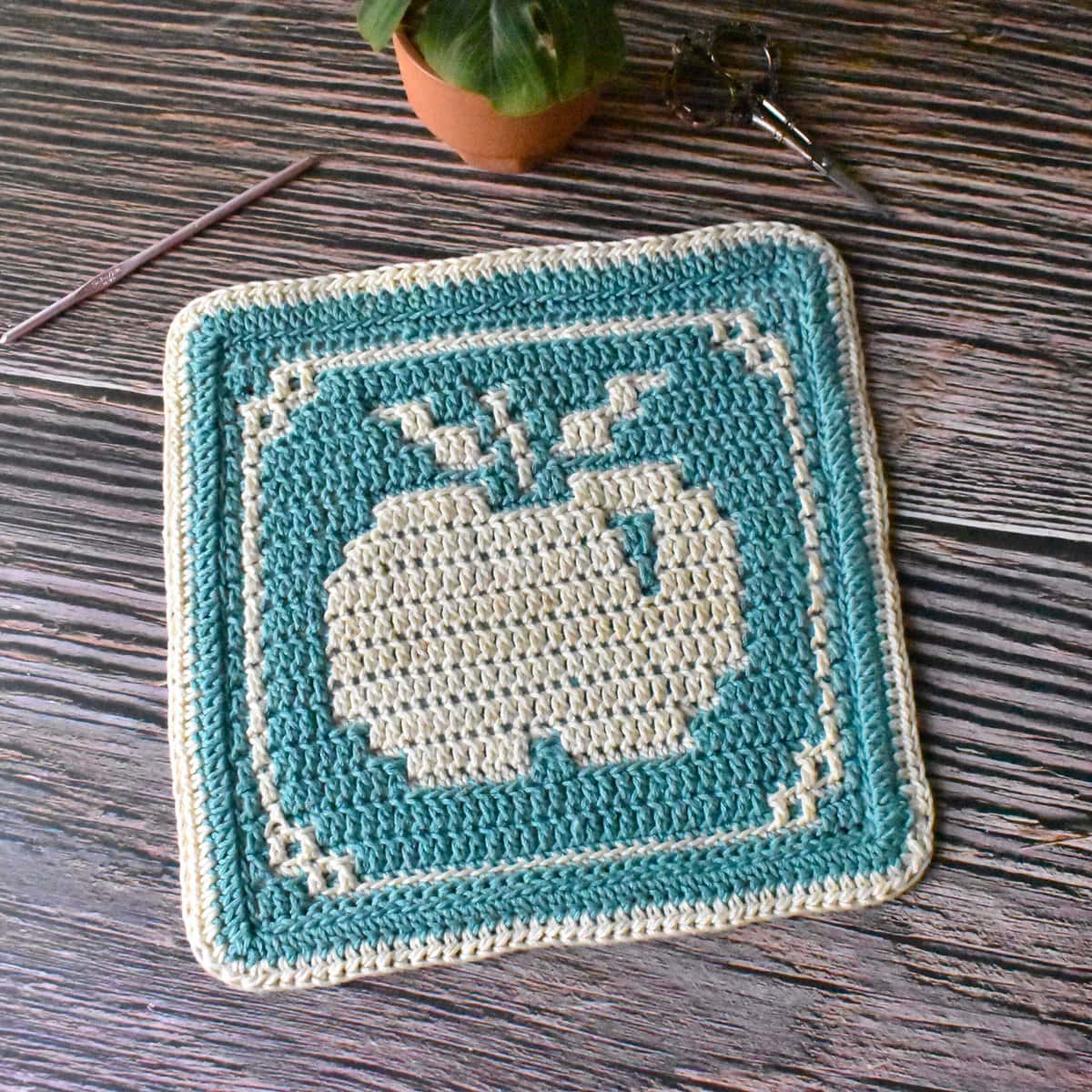 Christmas Tree Mosaic Crochet Trivet - Free Pattern - Stardust Gold Crochet